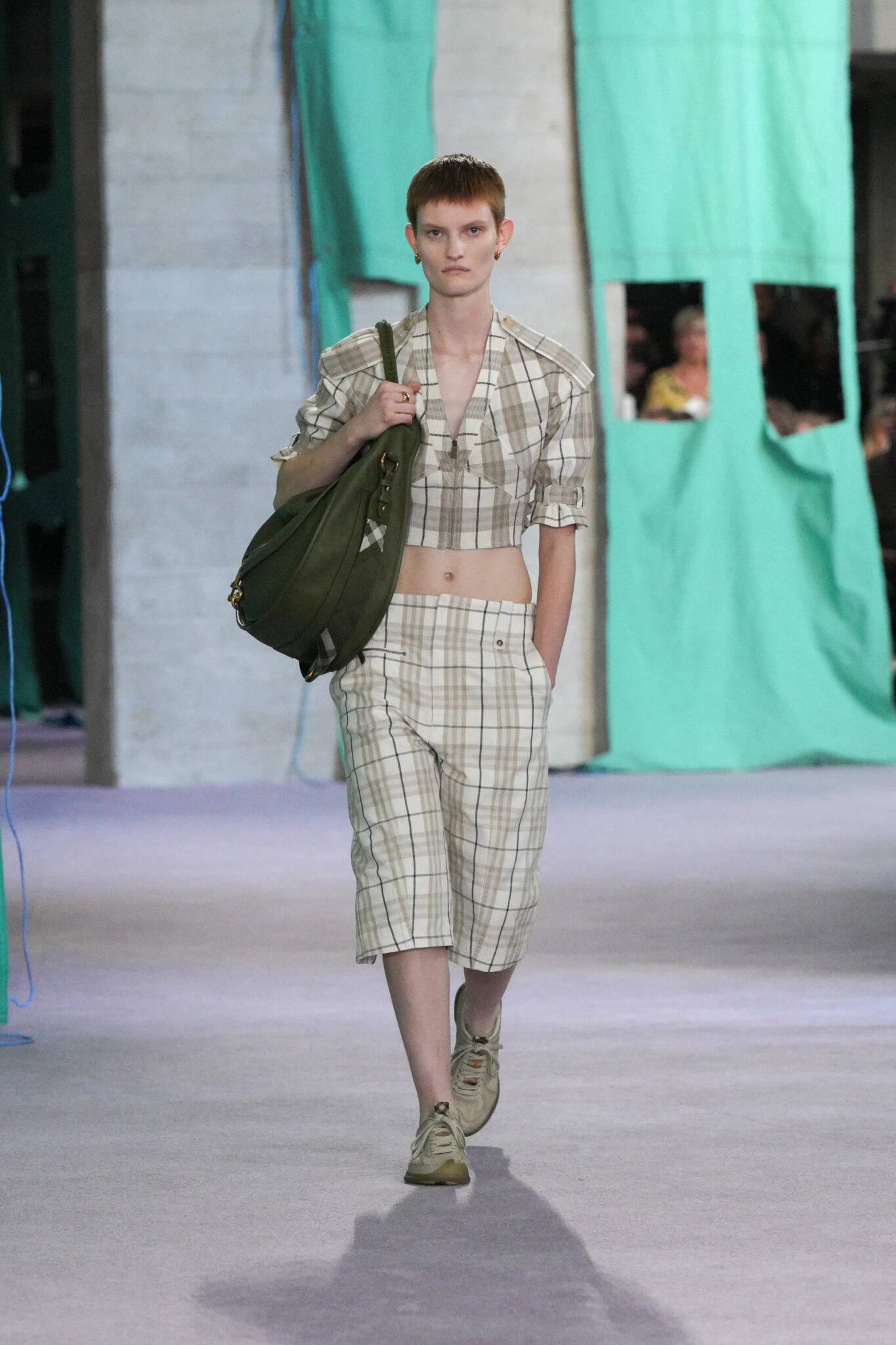 Burberry Reinventa o Clássico: Trench Coats, Supermodelos Brasileiras e ...